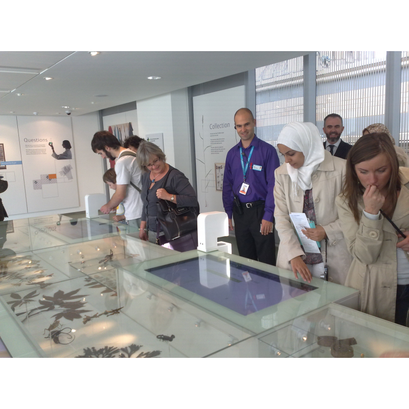 Layar sentuh 40 inci memberikan pengalaman interaktif yang mengesankan ...